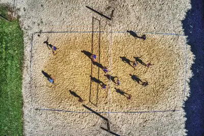 Can You Touch the Net in Beach Volleyball? (Explained) – Volley Expert